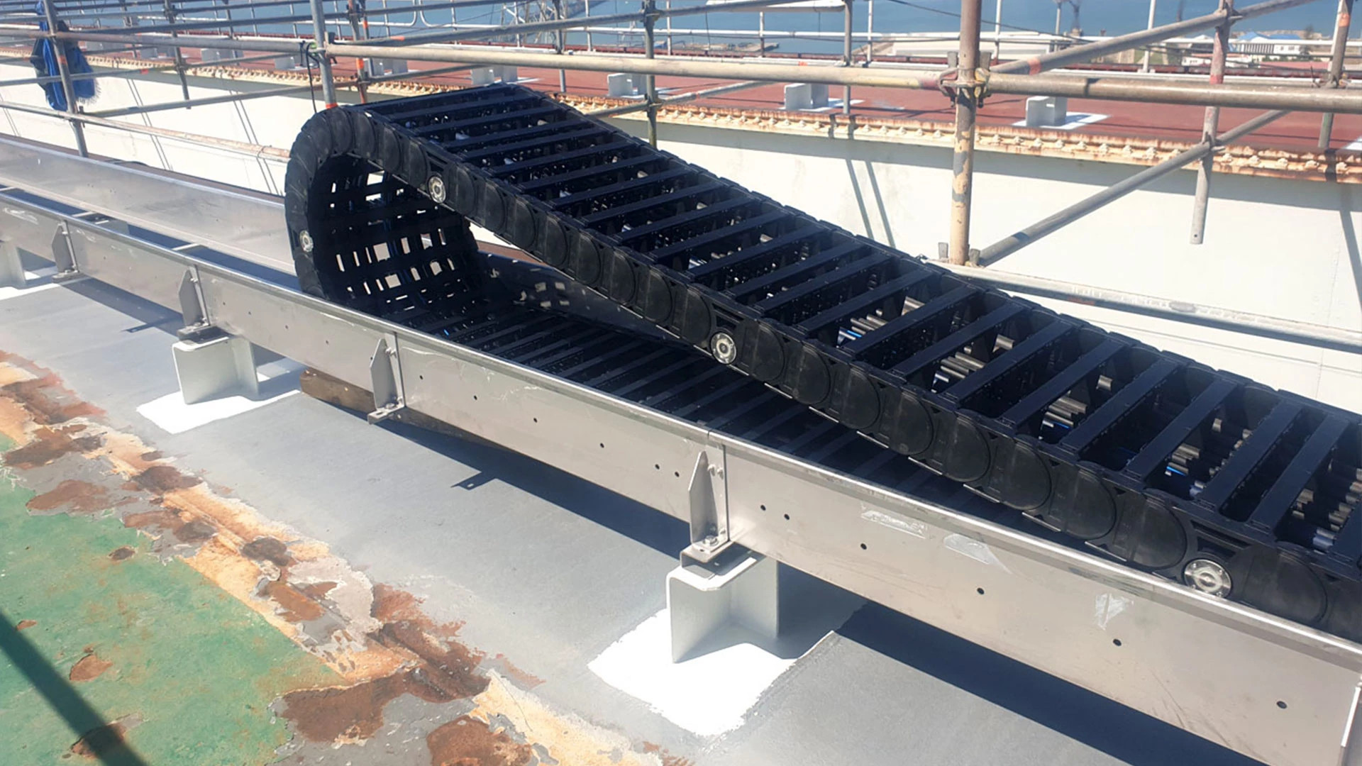 Energy chain system for shipyards