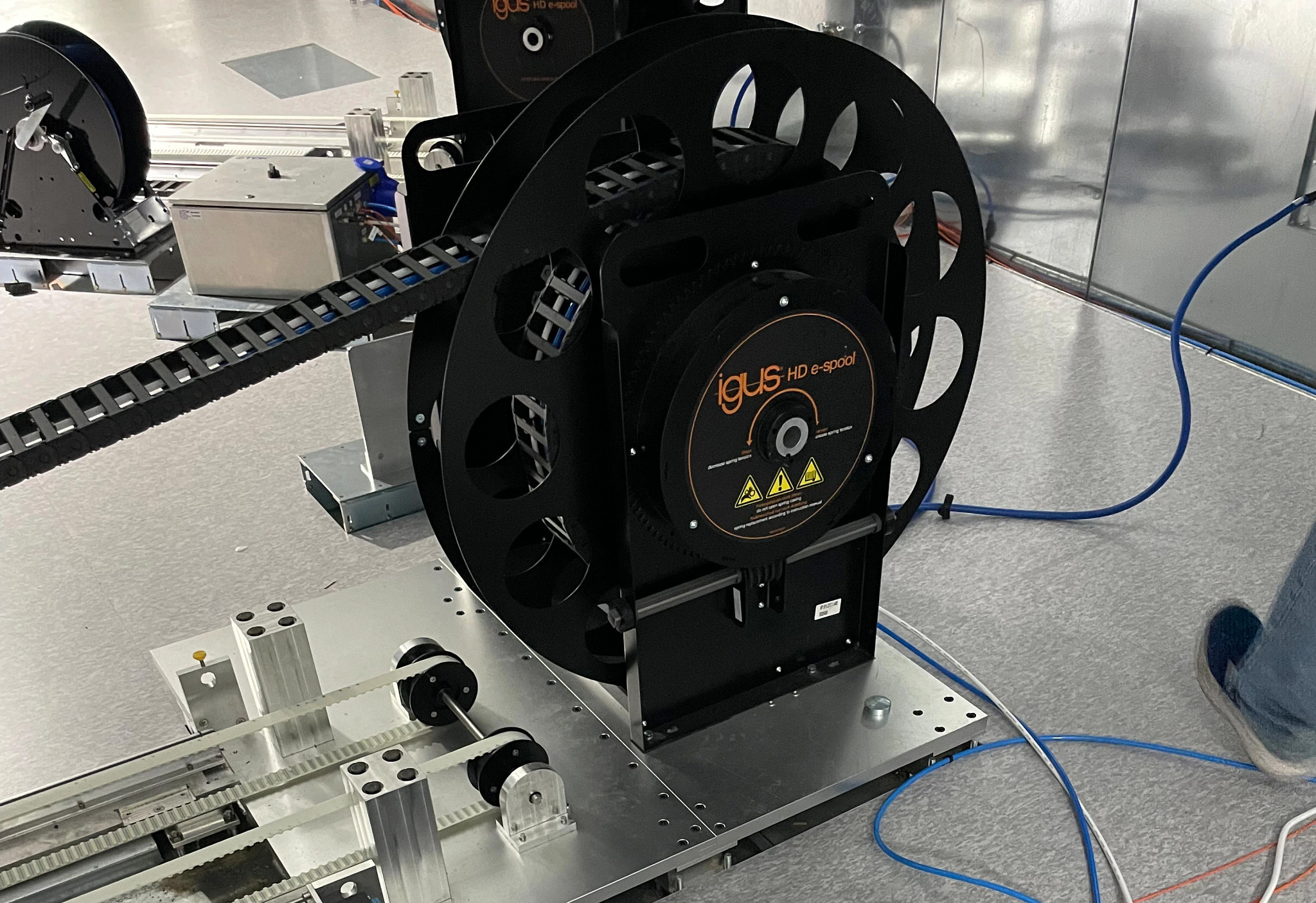 Energy chains and e-spools in a test rig